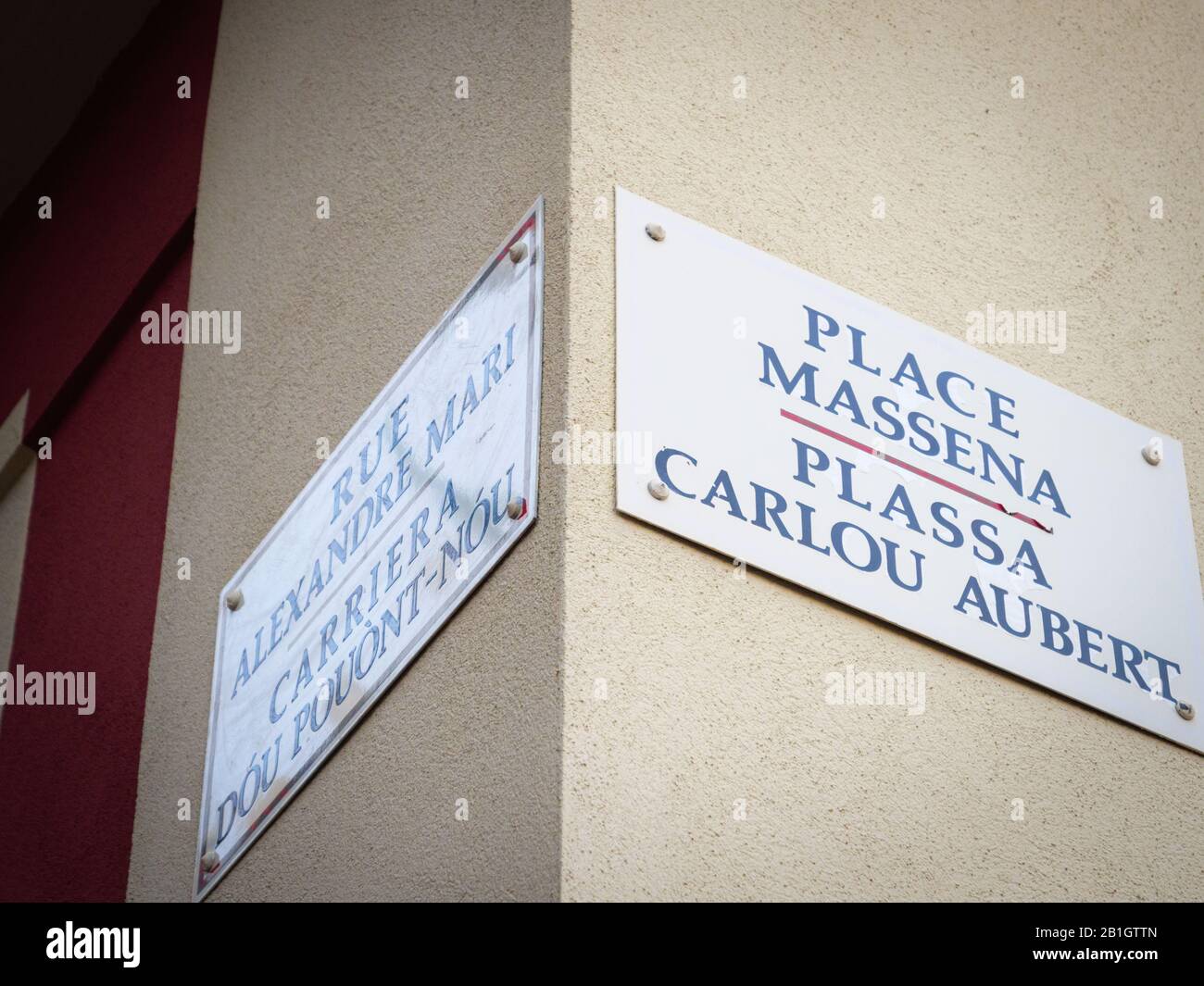 Strada centrale di Nizza con due cartelli segnaletici Place Massena ...