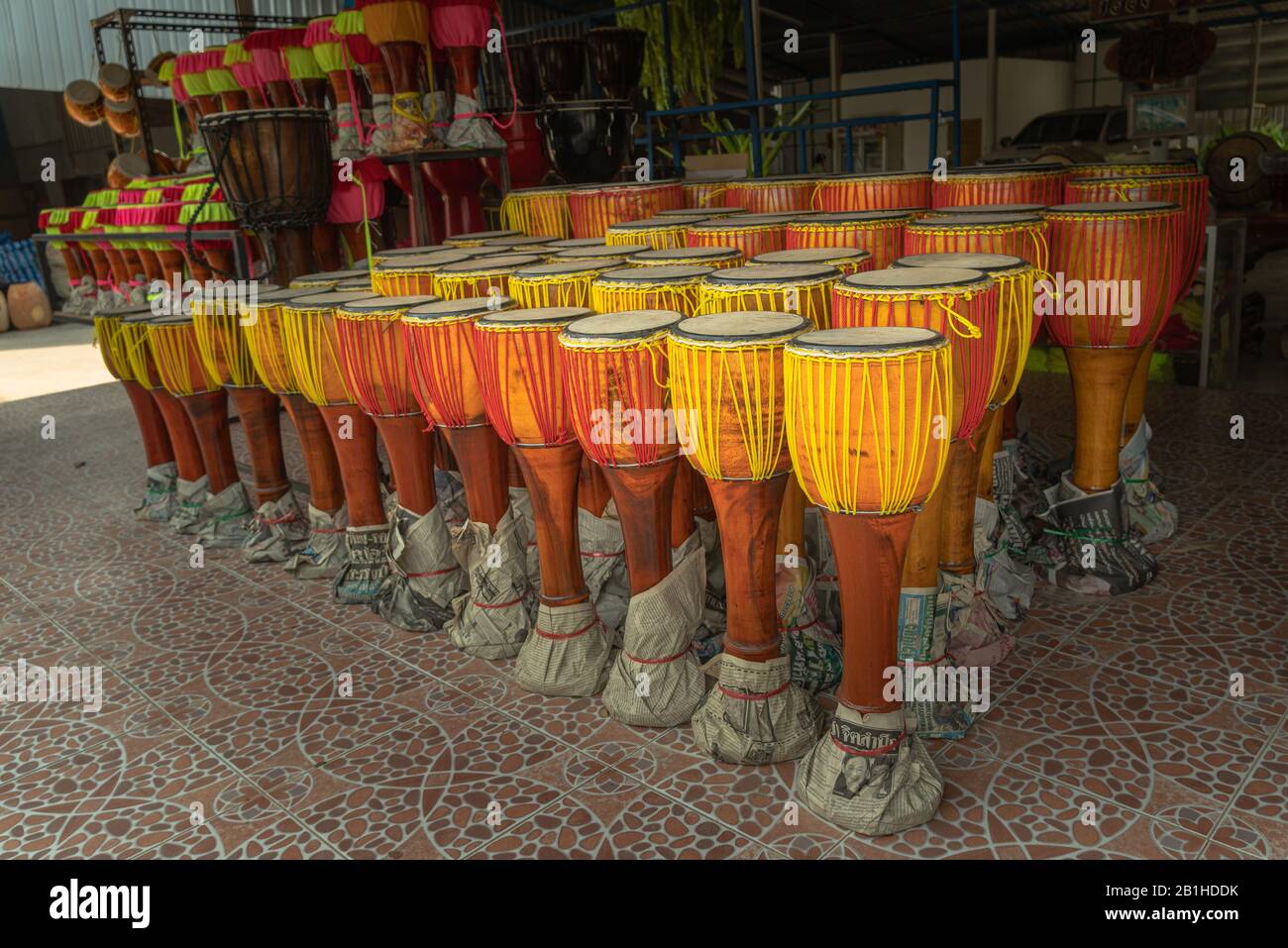 Il tamburo lungo è un tamburo che è molto popolare in Thailandia ...