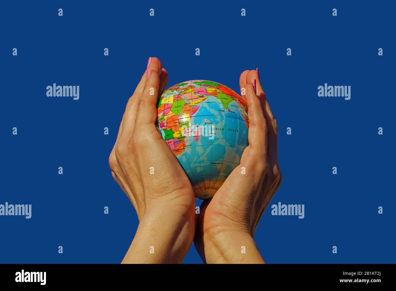 Mondo in mani immagini e fotografie stock ad alta risoluzione - Alamy