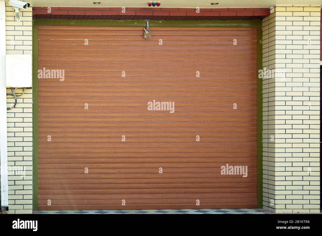 Porta a battente o porta a rullo e pavimento in cemento esterno .Bianco ...