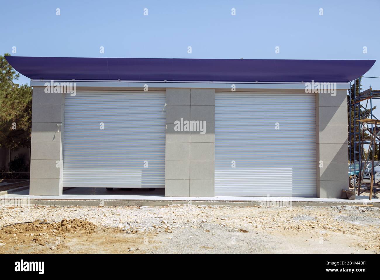 Porta a battente o porta a rullo e pavimento in cemento esterno .Bianco ...