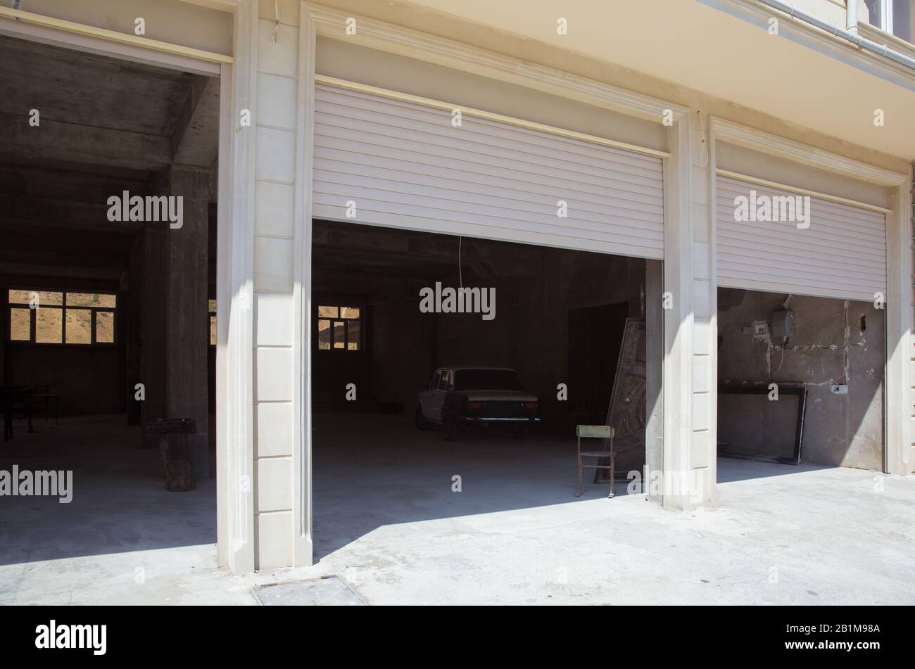 Porta a battente o porta a rullo e pavimento in cemento esterno .Bianco ...