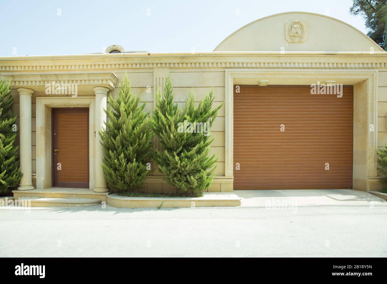 Porta a battente o porta a rullo e pavimento in cemento esterno .Bianco ...