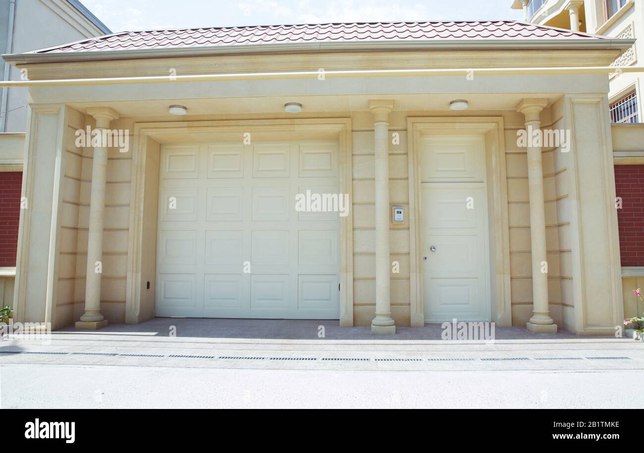 Porta a battente o porta a rullo e pavimento in cemento esterno .Bianco ...