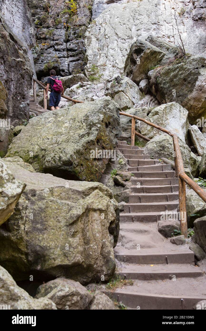 Sentiero escursionistico con gradini nello schwedenloecher immagini e ...