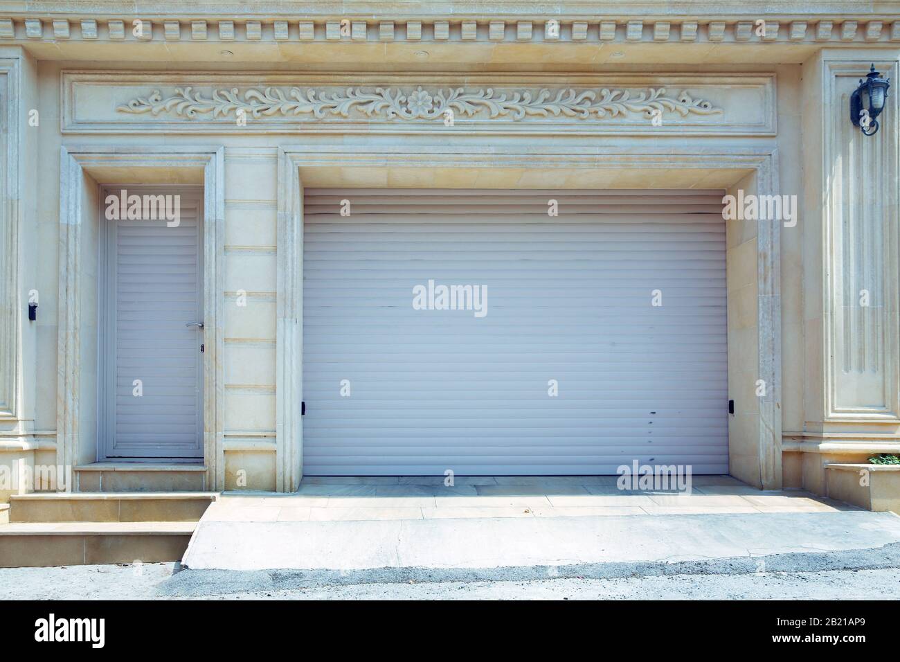 Porta a battente o porta a rullo e pavimento in cemento esterno .Bianco ...