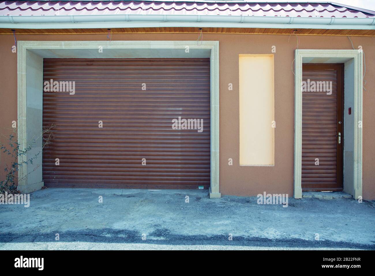 Porta a battente o porta a rullo e pavimento in cemento esterno .Bianco ...