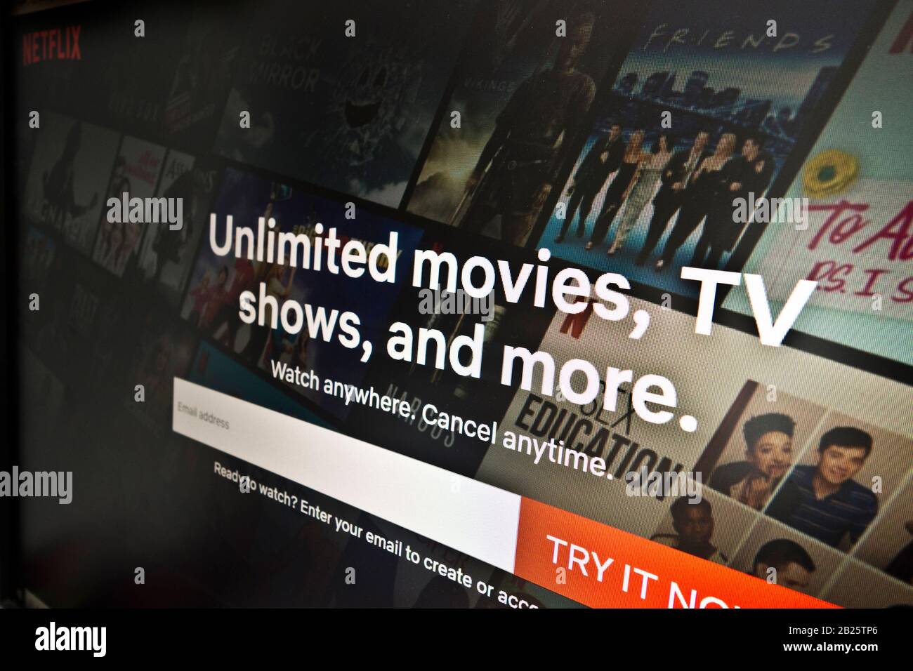 Guardando netflix in tv immagini e fotografie stock ad alta risoluzione ...