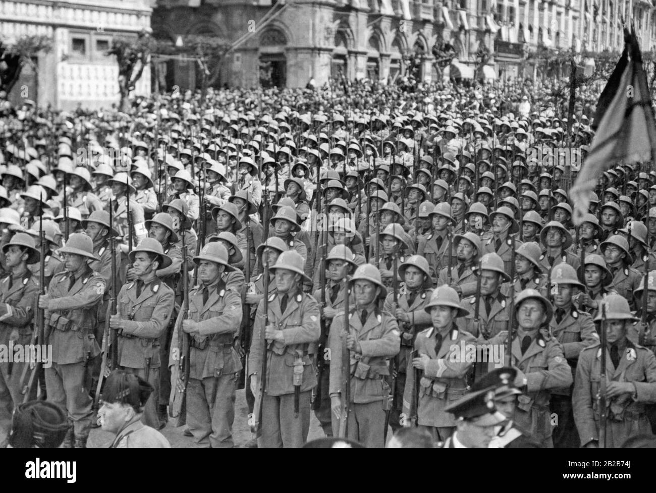 I soldati italiani della divisione 'Sabauda' si radunano nella piazza ...