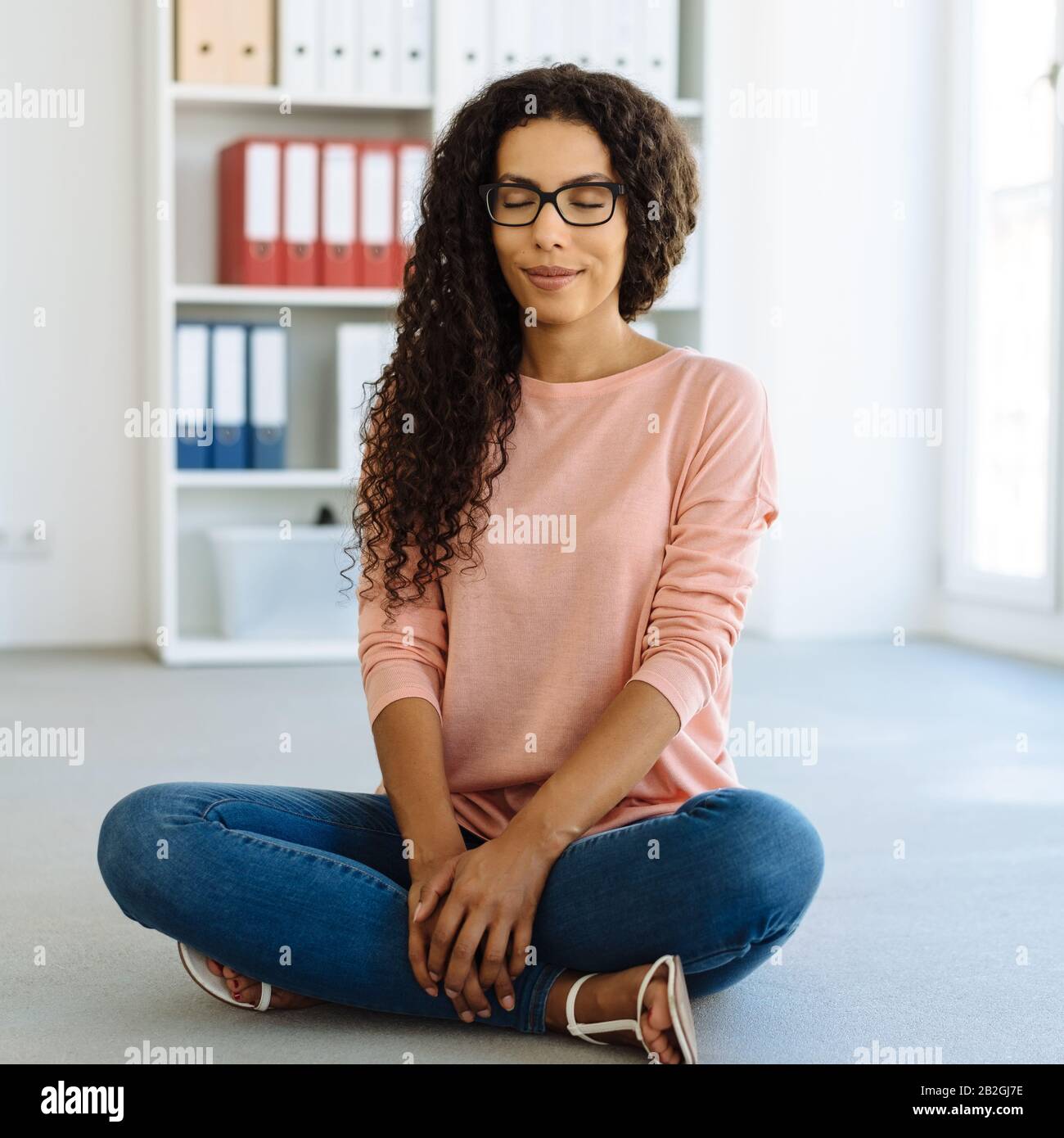 Seduto a gambe incrociate sul pavimento immagini e fotografie stock ad alta risoluzione - Alamy