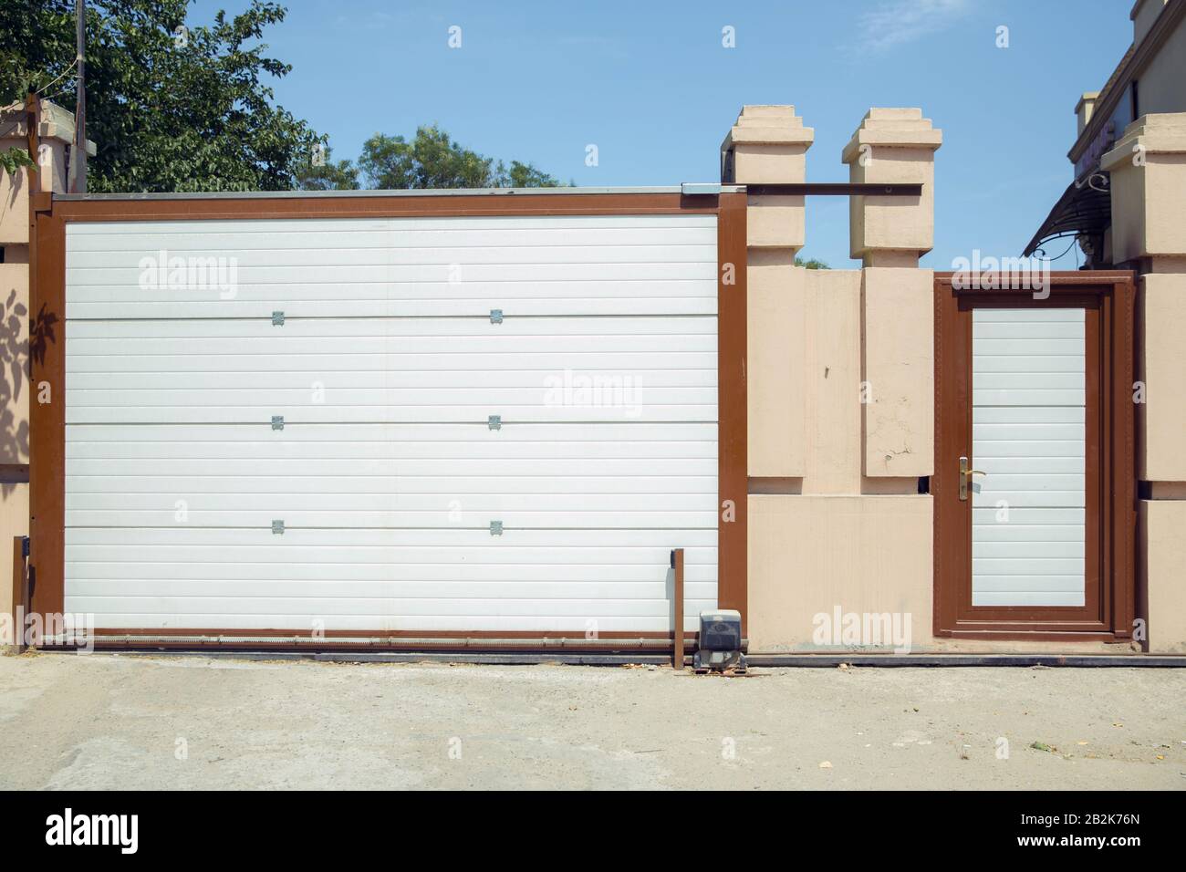 Porta a battente o porta a rullo e pavimento in cemento esterno .Bianco ...
