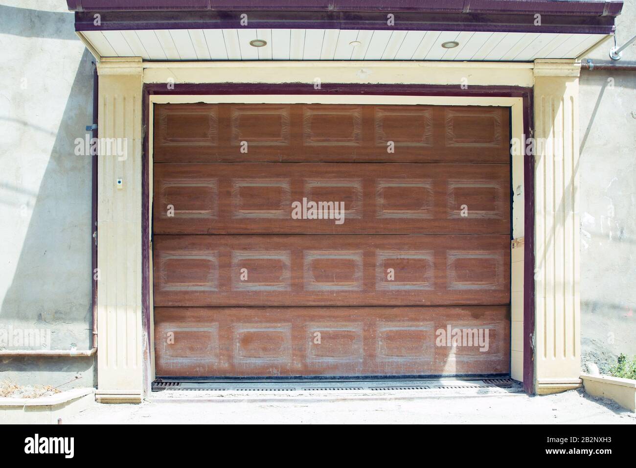 Porta a battente o porta a rullo e pavimento in cemento esterno .Bianco ...