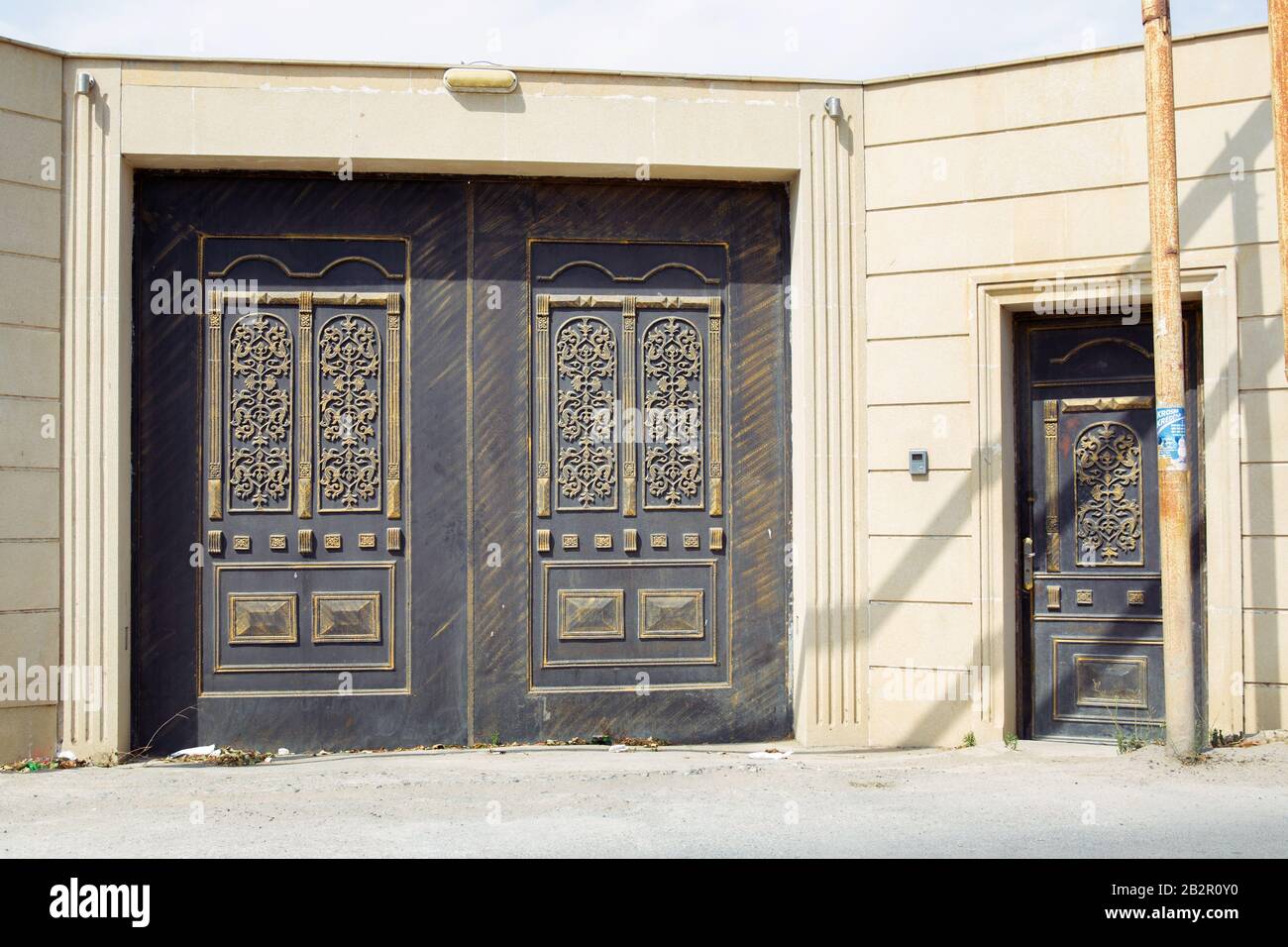 Porta a battente o porta a rullo e pavimento in cemento esterno .Bianco ...