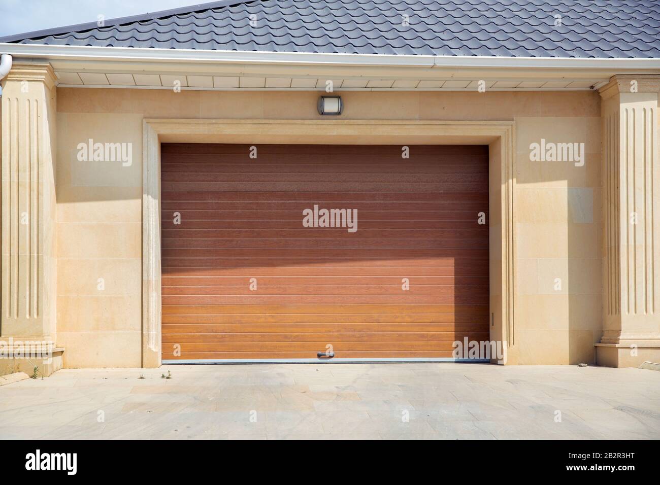 Porta a battente o porta a rullo e pavimento in cemento esterno .Bianco ...