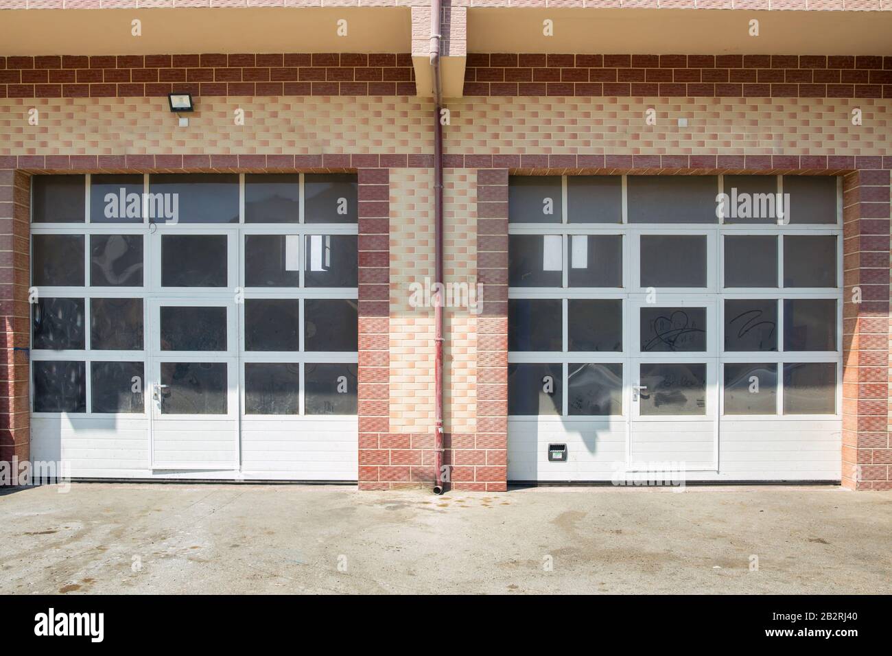 Porta a battente o porta a rullo e pavimento in cemento esterno .Bianco ...