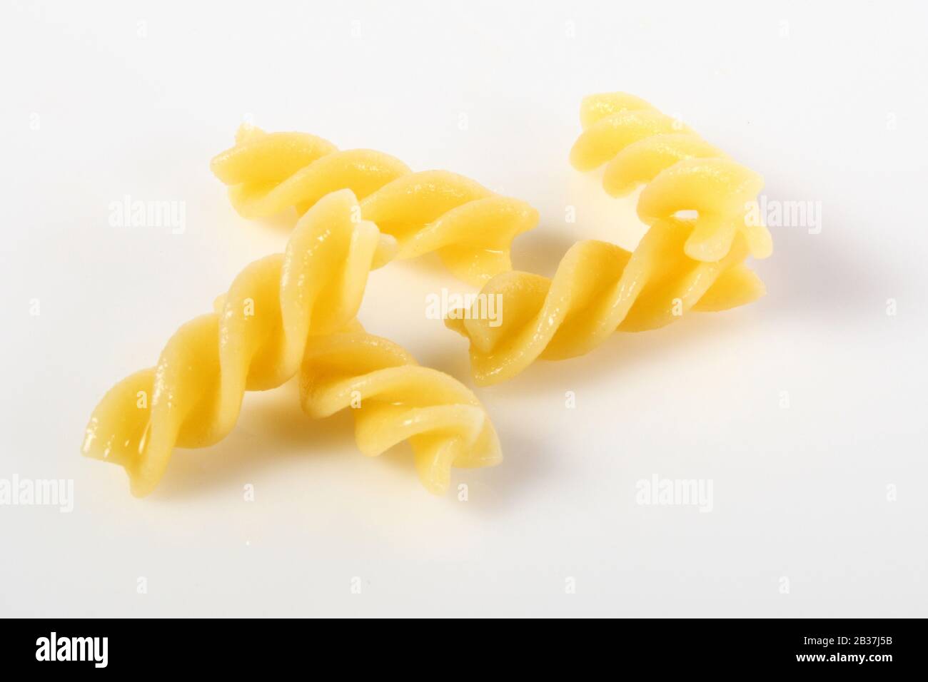 Fusilli su bianco immagini e fotografie stock ad alta risoluzione - Alamy