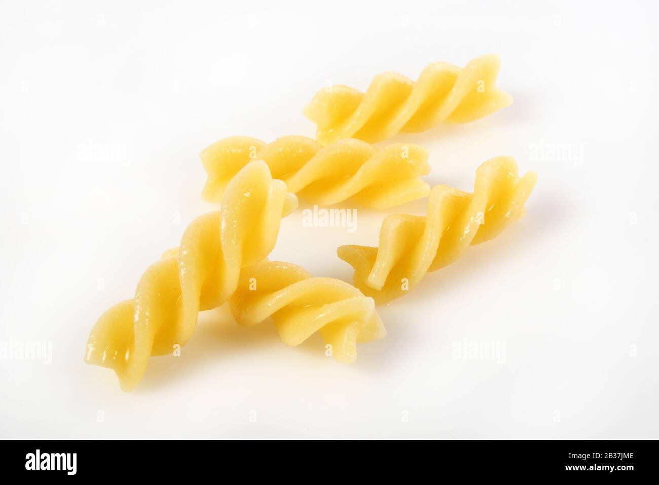 Fusilli su bianco immagini e fotografie stock ad alta risoluzione - Alamy