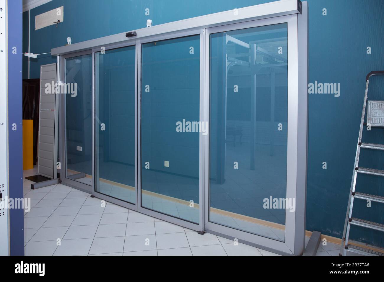 Porta a battente o porta a rullo e pavimento in cemento esterno .Bianco ...