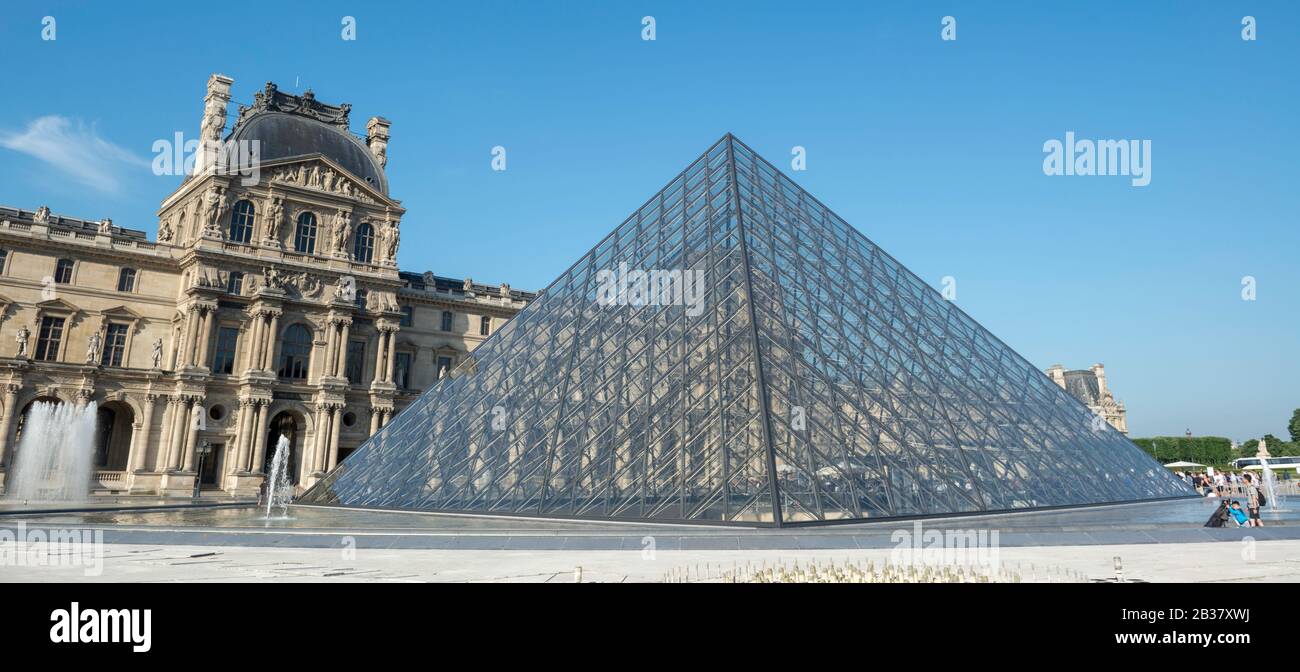 Louvre piramide cour napoleone immagini e fotografie stock ad alta ...