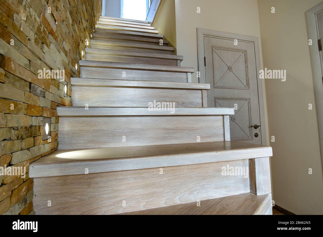 Elegante scala in legno contemporaneo all'interno della casa loft ...