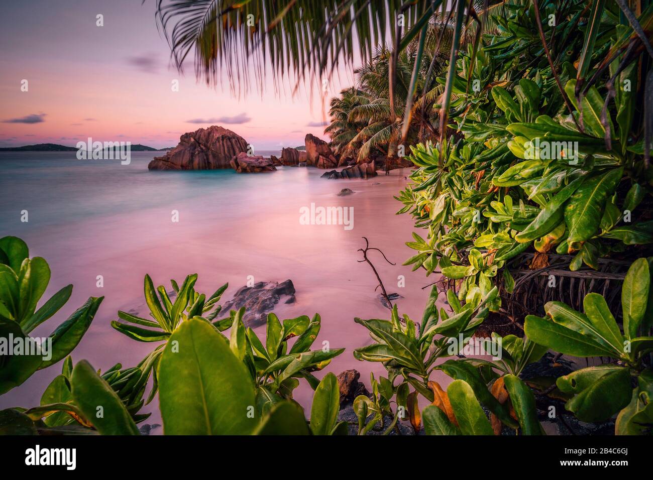 Isola di granito rosa al tramonto immagini e fotografie stock ad alta ...
