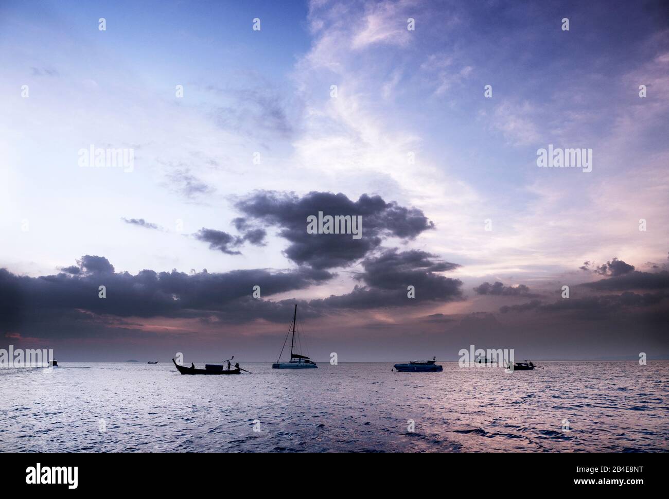 Barche di fronte alla spiaggia immagini e fotografie stock ad alta ...
