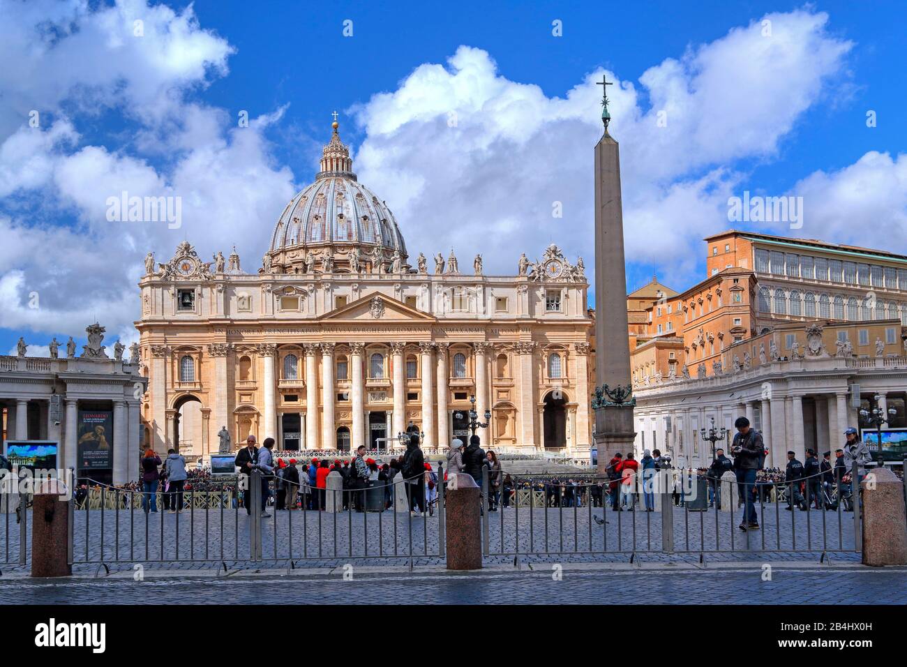 Piazza san pietro con obelisco e basilica di san pietro immagini e ...