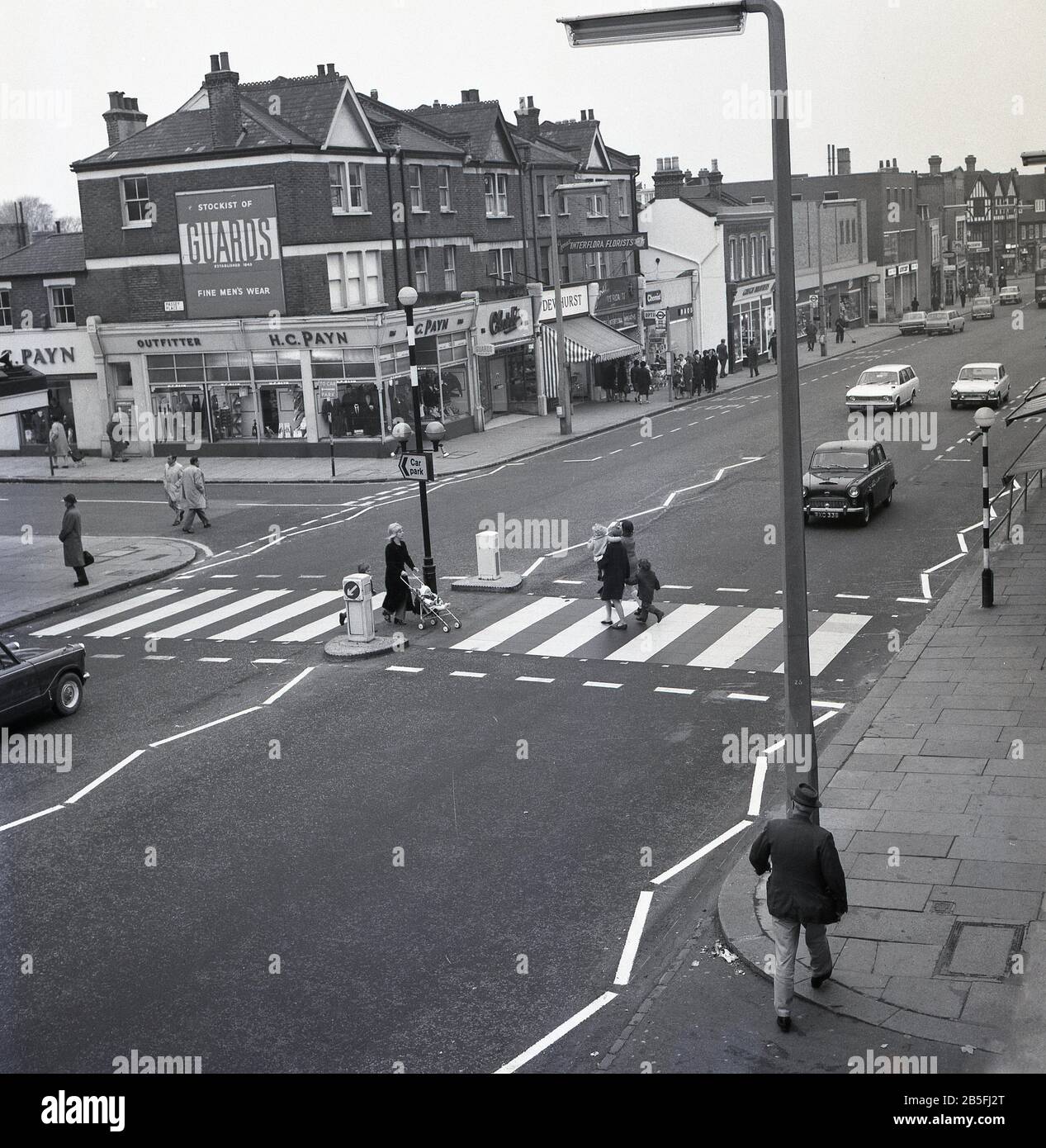Bambini che attraversano la strada immagini e fotografie stock ad alta ...
