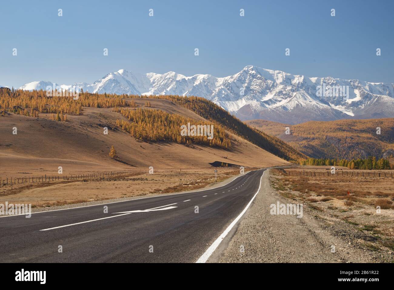 Picchi di montagna con neve nelle montagne altai immagini e fotografie ...