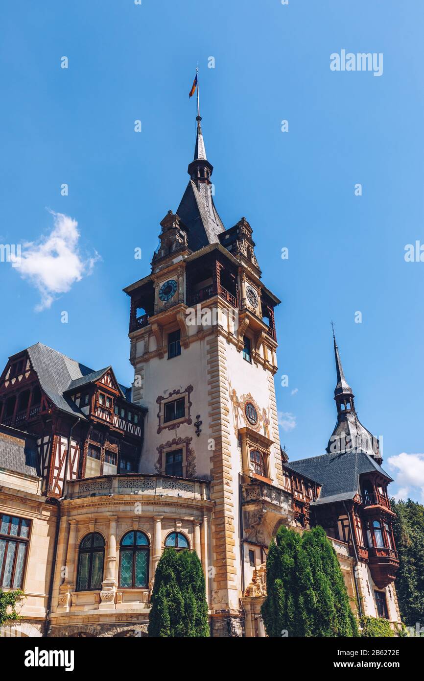 Il Castello di Peles, Romania. Bella famoso castello reale e giardino ...