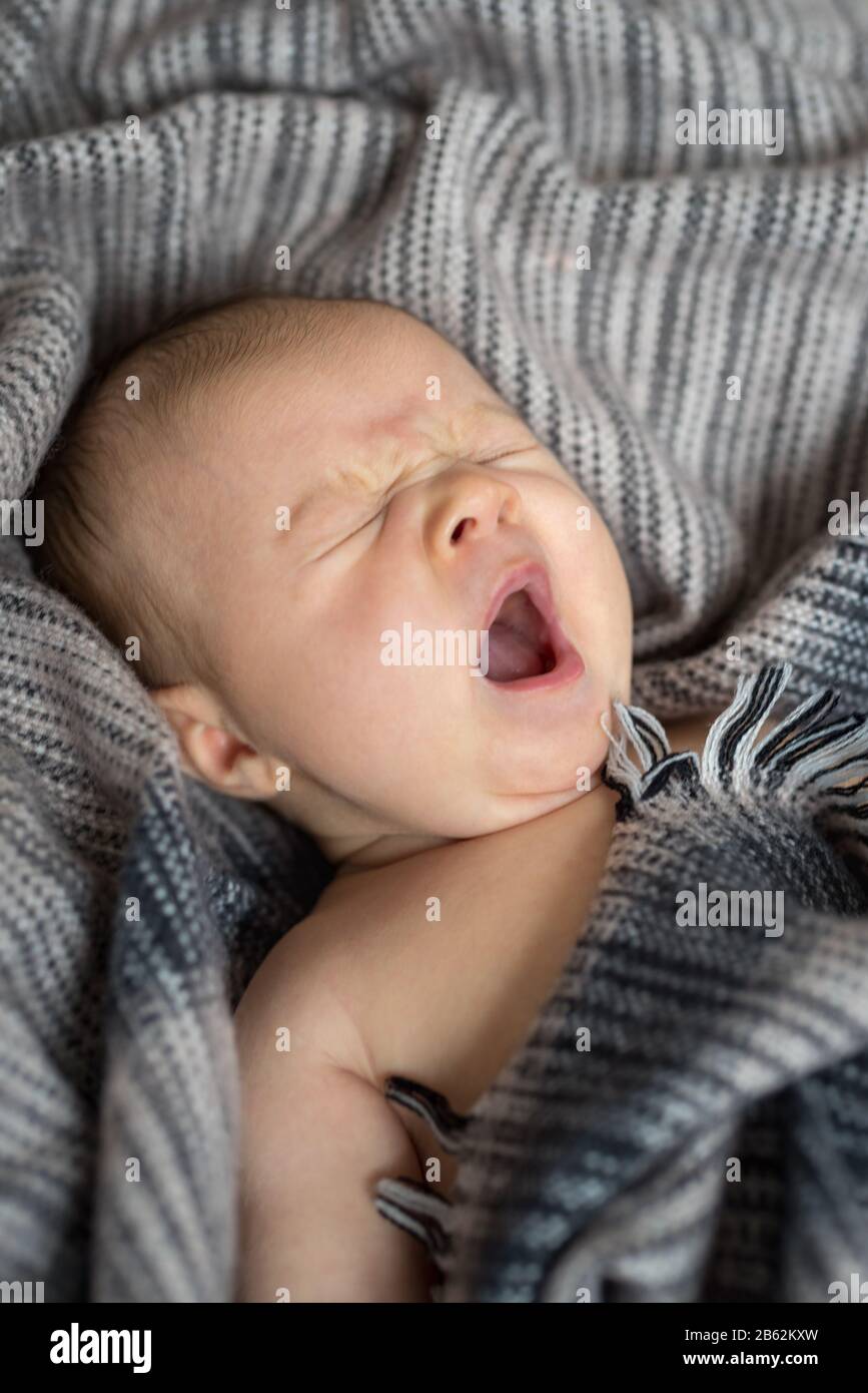 Sbadiglio bambino immagini e fotografie stock ad alta risoluzione - Alamy