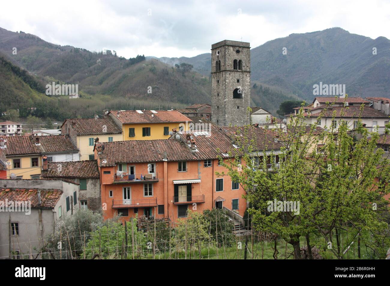 Antico borgo medievale visto dall'alto in Borgo a Mozzano a Lucca Foto ...