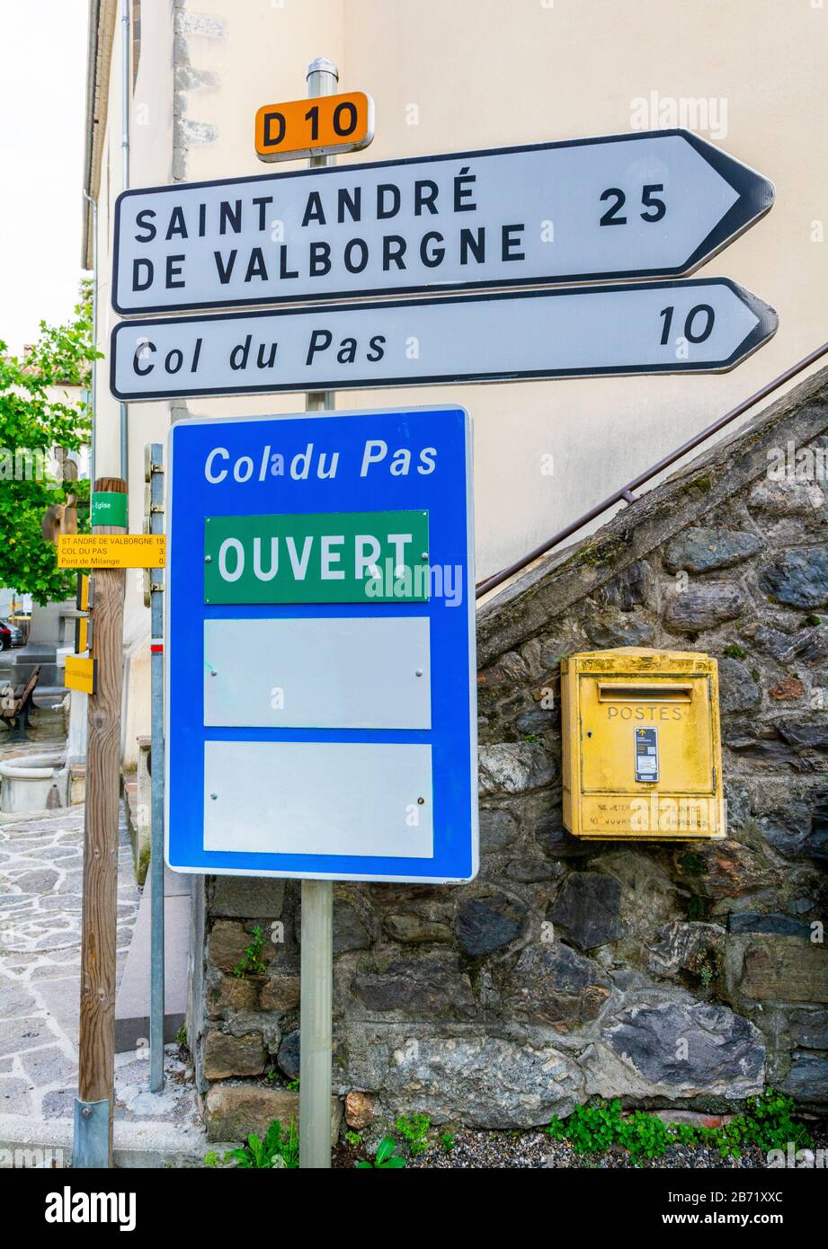 Segnali stradali in francese immagini e fotografie stock ad alta ...
