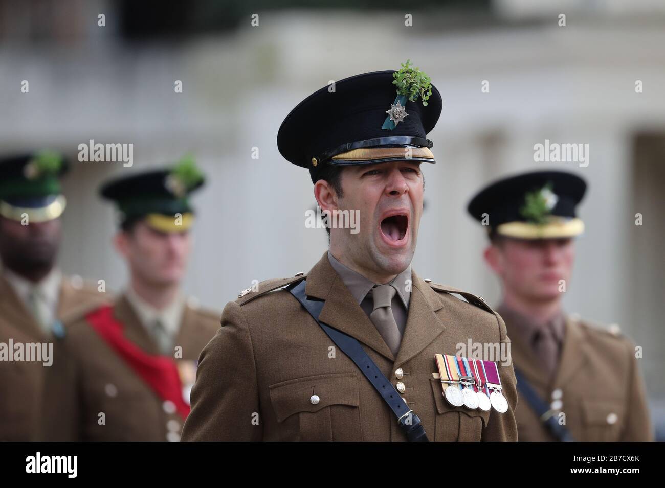 Officers of the irish guards immagini e fotografie stock ad alta ...