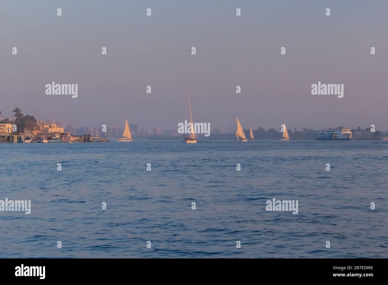 Barca vela immagini e fotografie stock ad alta risoluzione - Alamy