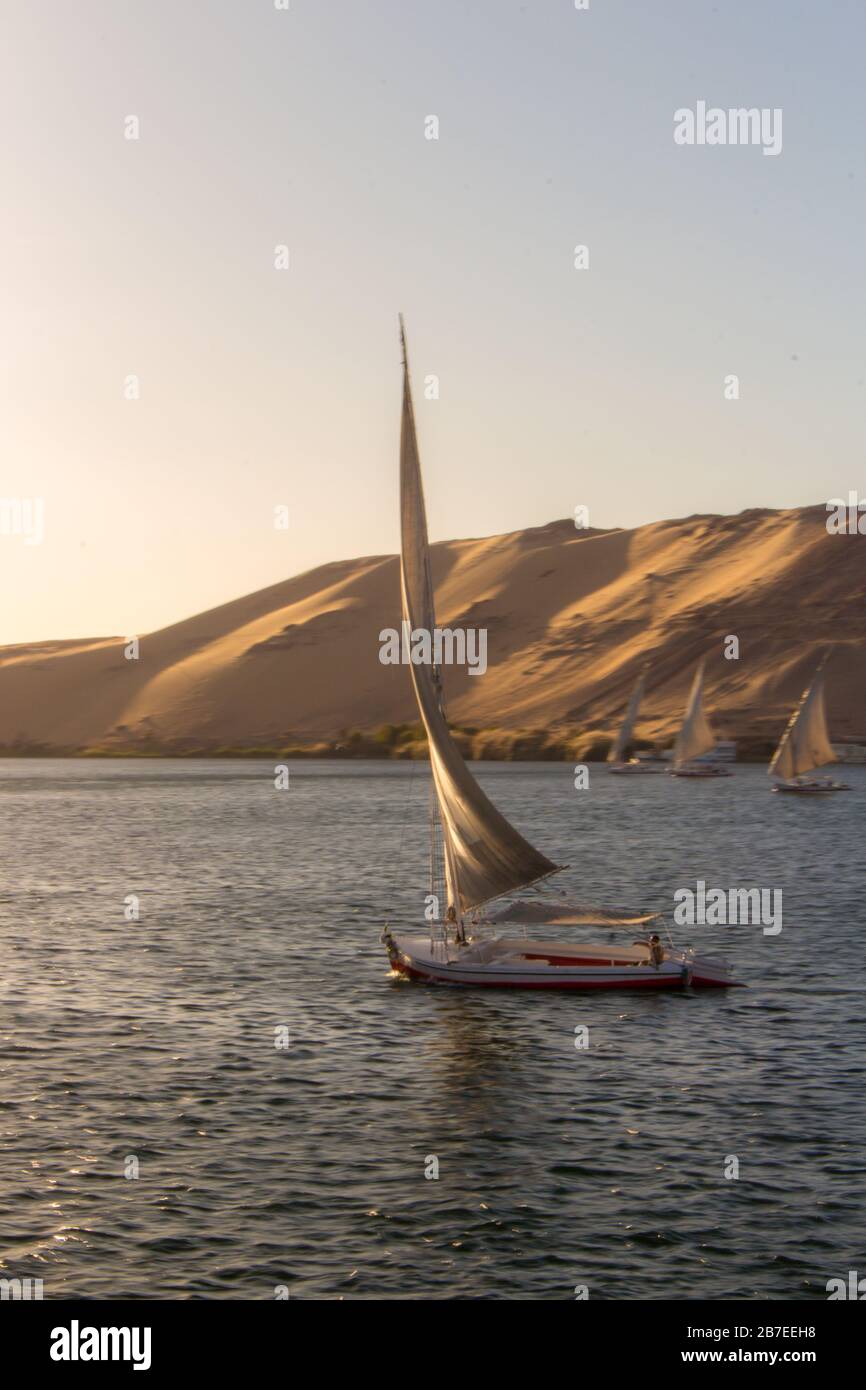 Barca vela immagini e fotografie stock ad alta risoluzione - Alamy