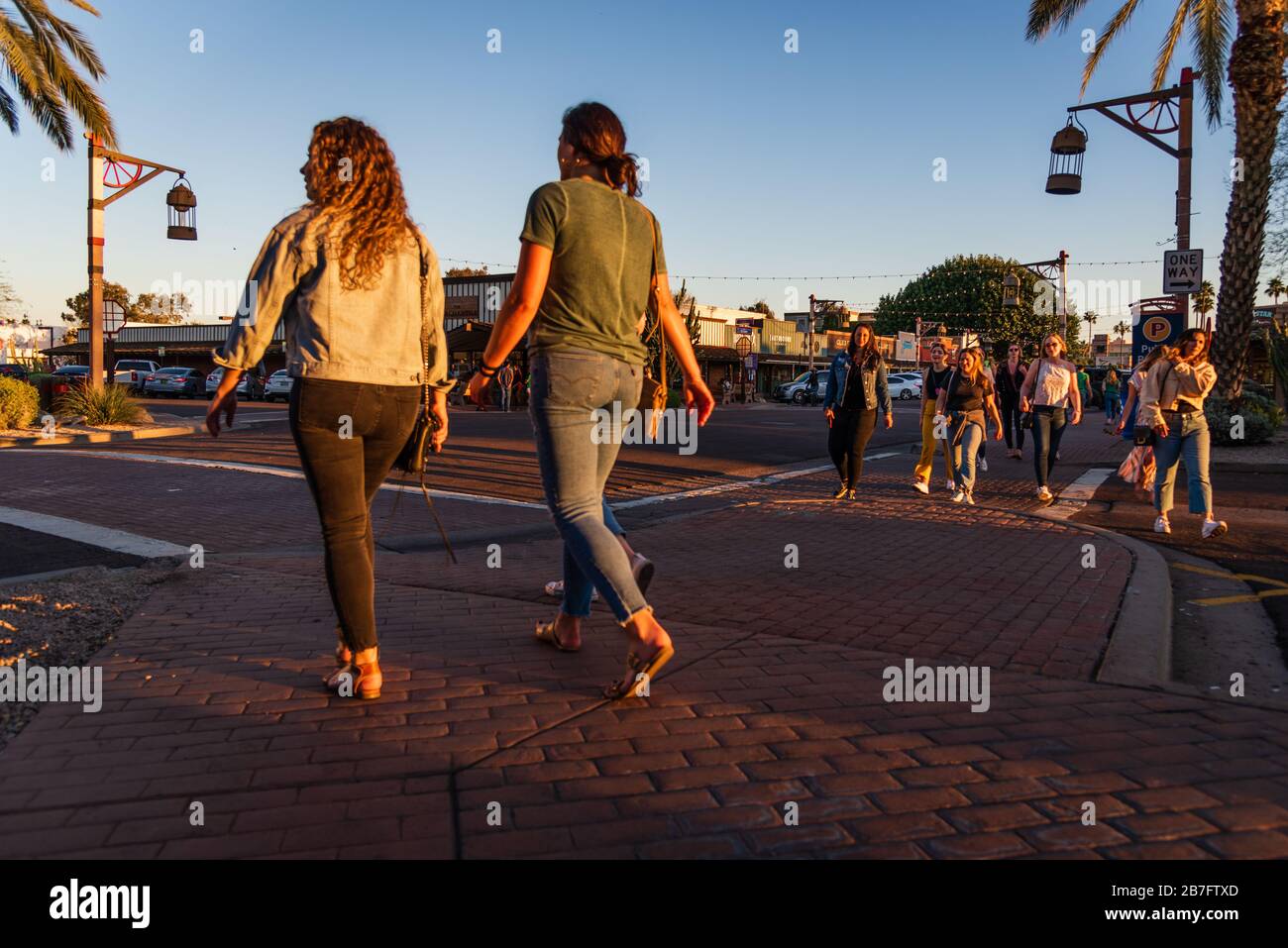 Donne Per Strada Immagini e Fotos Stock - Alamy
