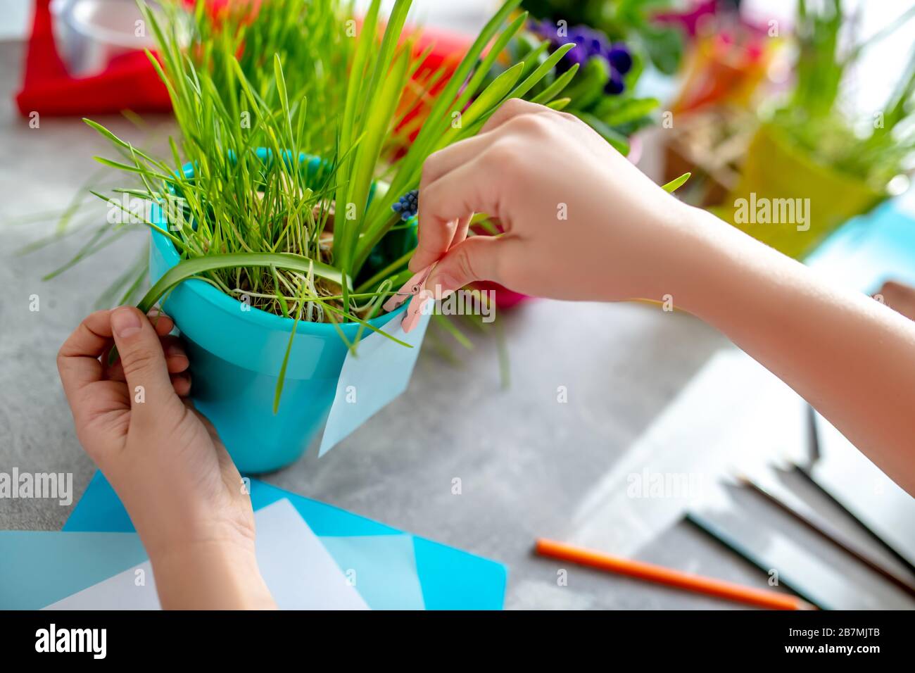 Mani dei bambini colorate immagini e fotografie stock ad alta ...