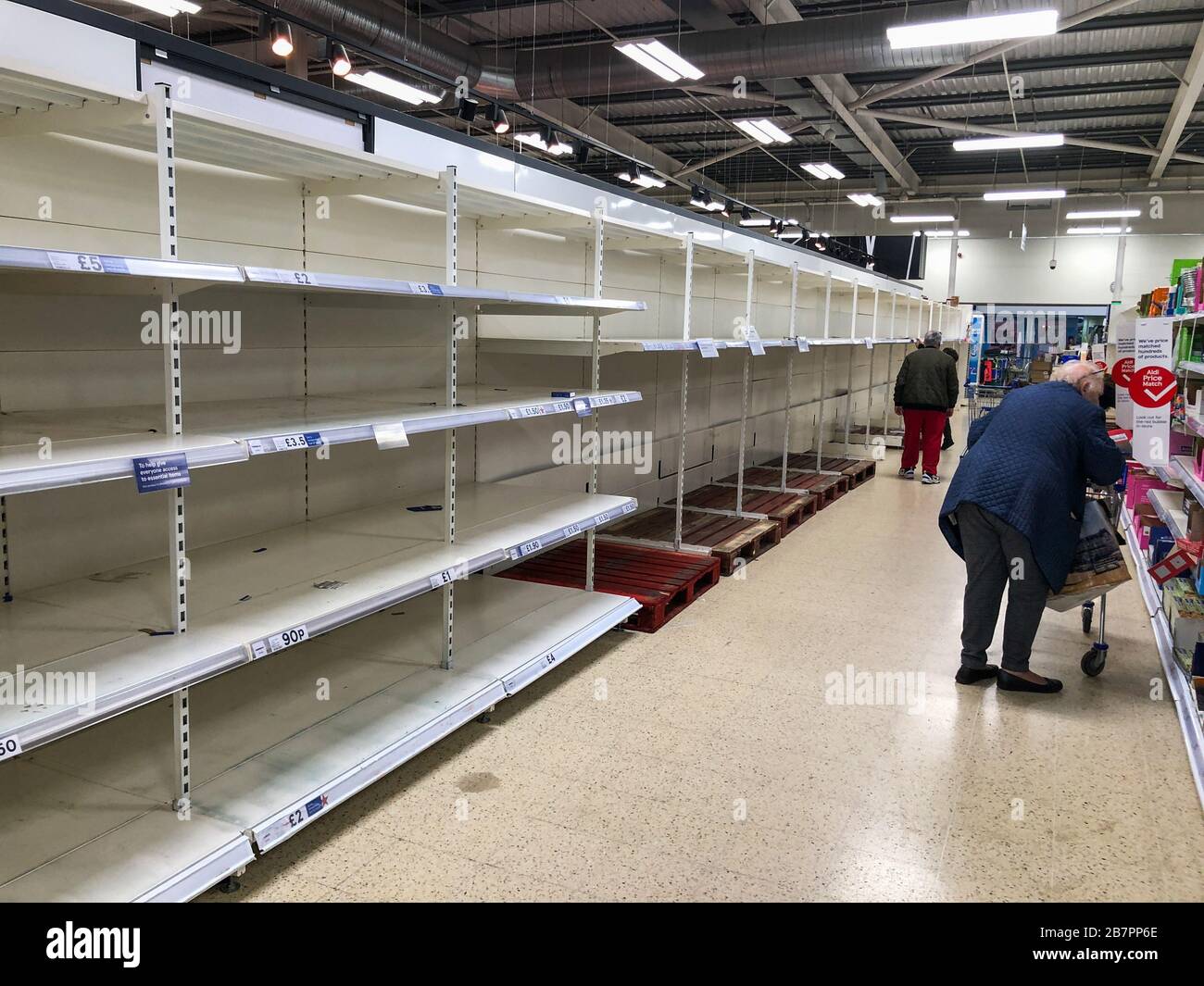 Scaffali vuoti carta igienica tesco immagini e fotografie stock ad alta ...