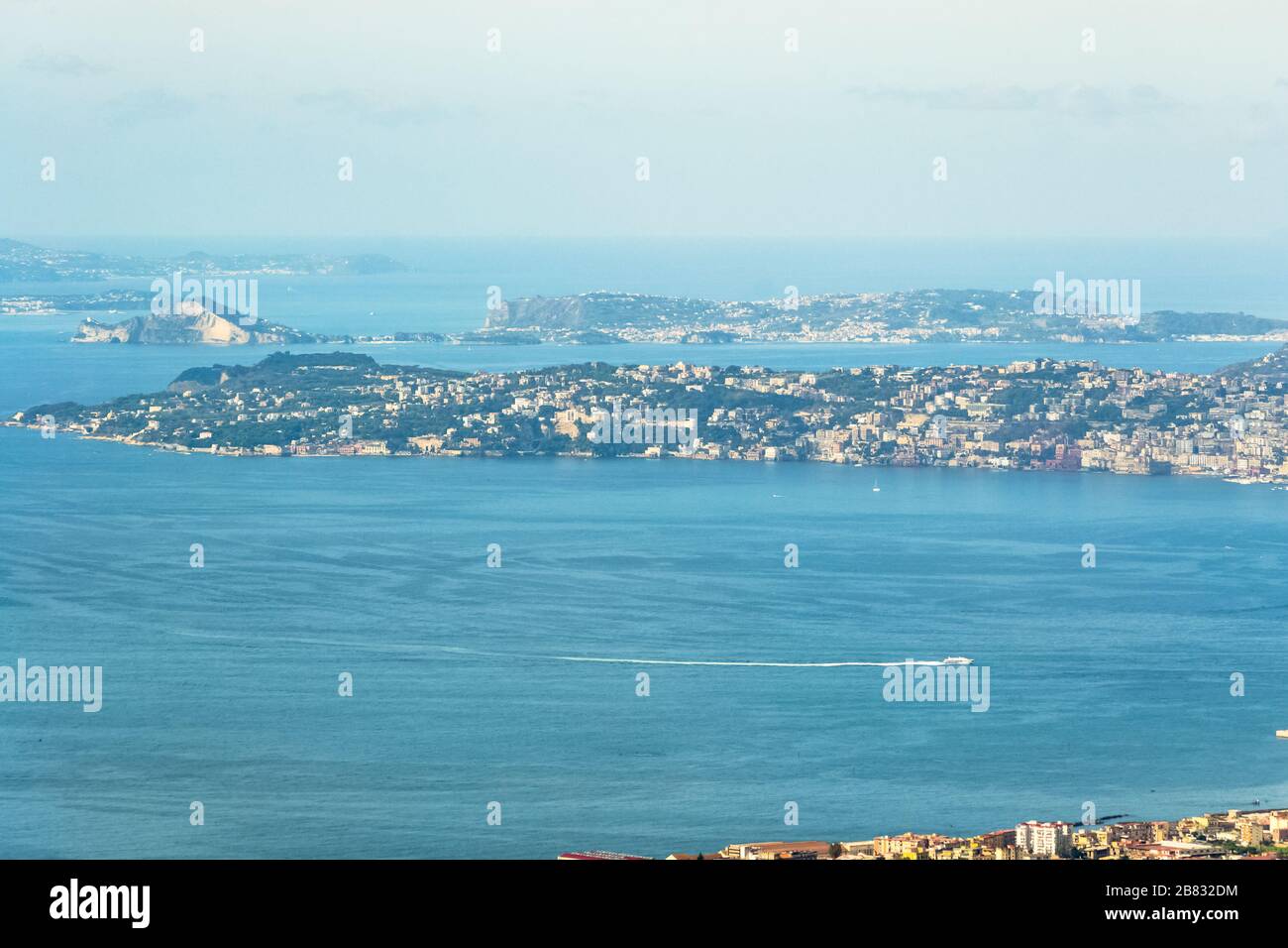 Paesaggio veduta aerea del golfo di Napoli e delle sue isole: Ischia e ...