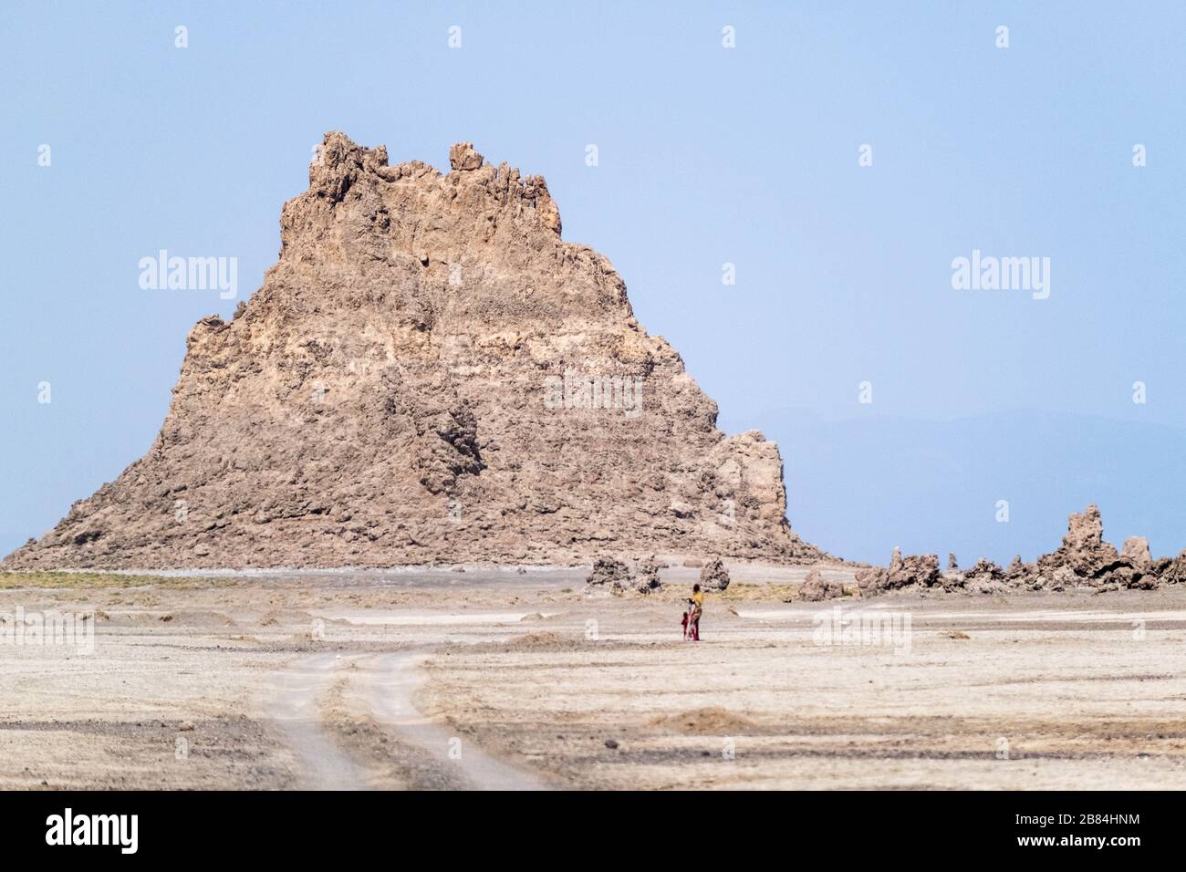 Africa, Gibuti, Lago Abbe. Vista panoramica del lago Abbe. Due persone ...