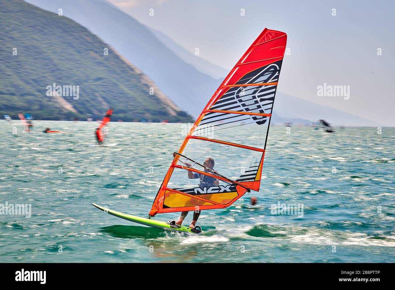 Riva del Garda,Lago di Garda ,Italia - 12 Giugno 2018: Windsurf surf il ...