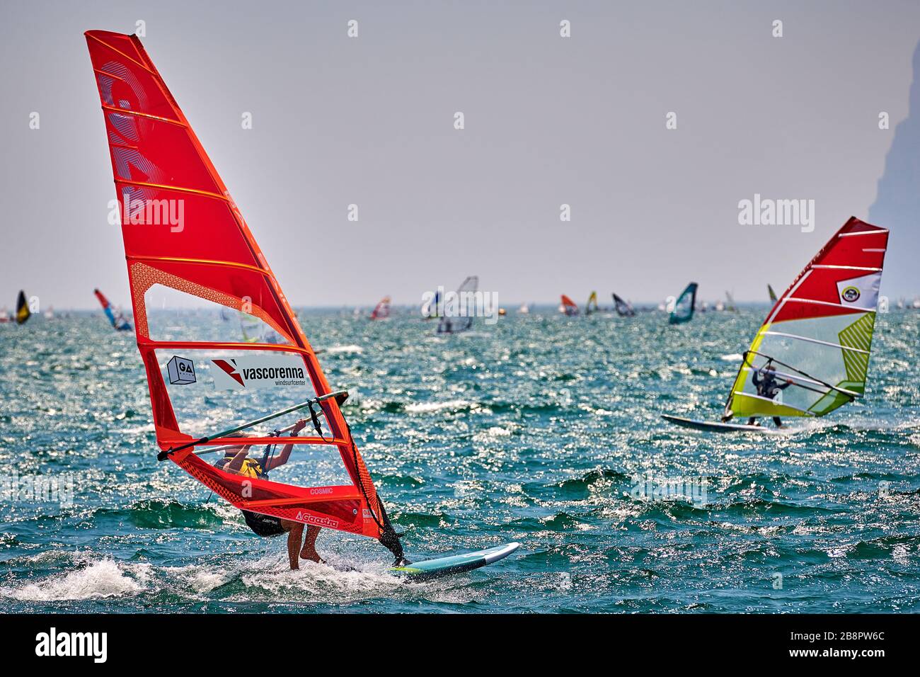 Riva del Garda,Lago di Garda ,Italia - 12 Giugno 2018: Windsurf surf il ...