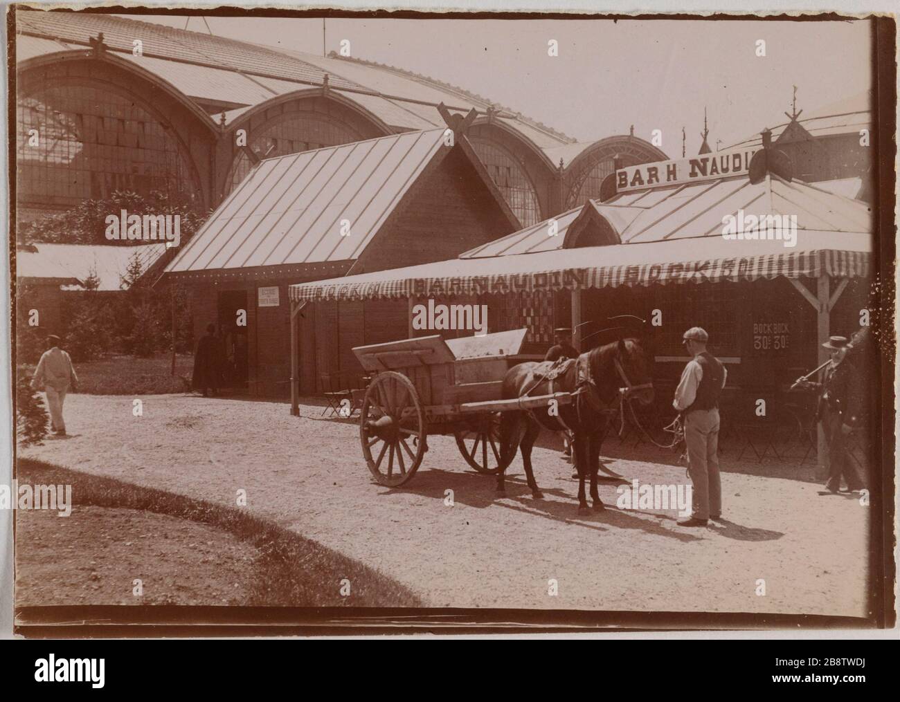 Paris 1900 Bar e scuderia di pony dietro la Russian Machine Gallery ...