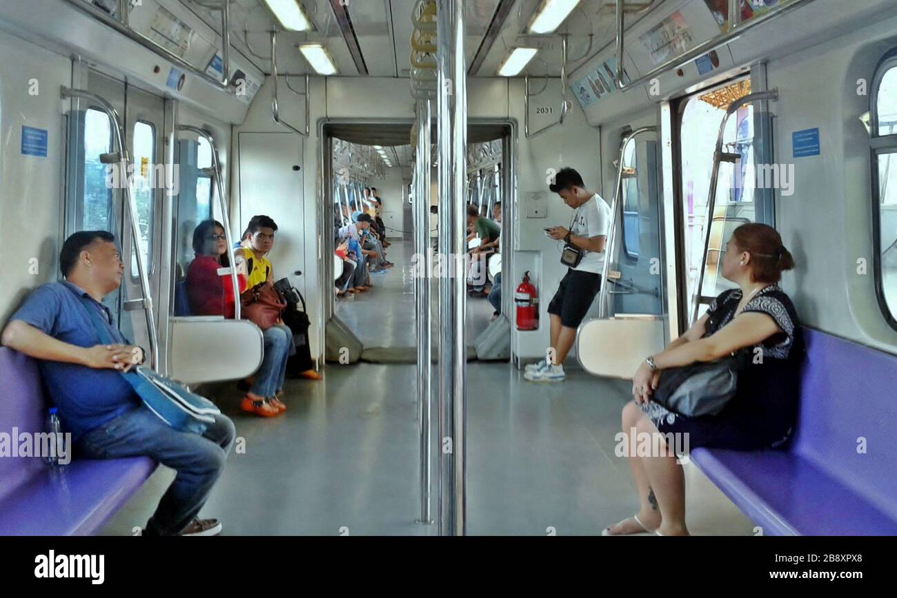 All'interno di un treno manila mrt 2 immagini e fotografie stock ad ...