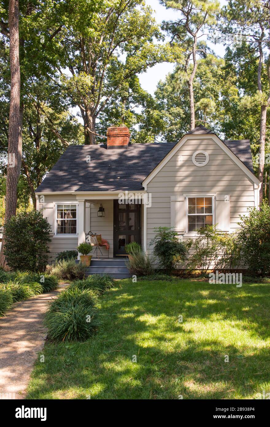 Piccola casa con stile immagini e fotografie stock ad alta risoluzione ...