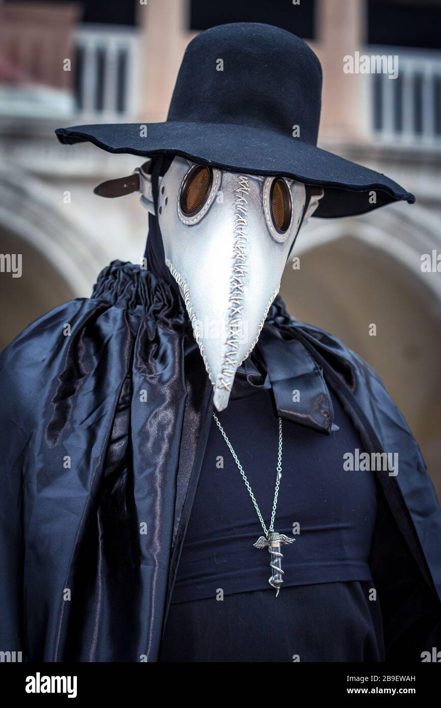 Costume da medico della peste immagini e fotografie stock ad alta ...