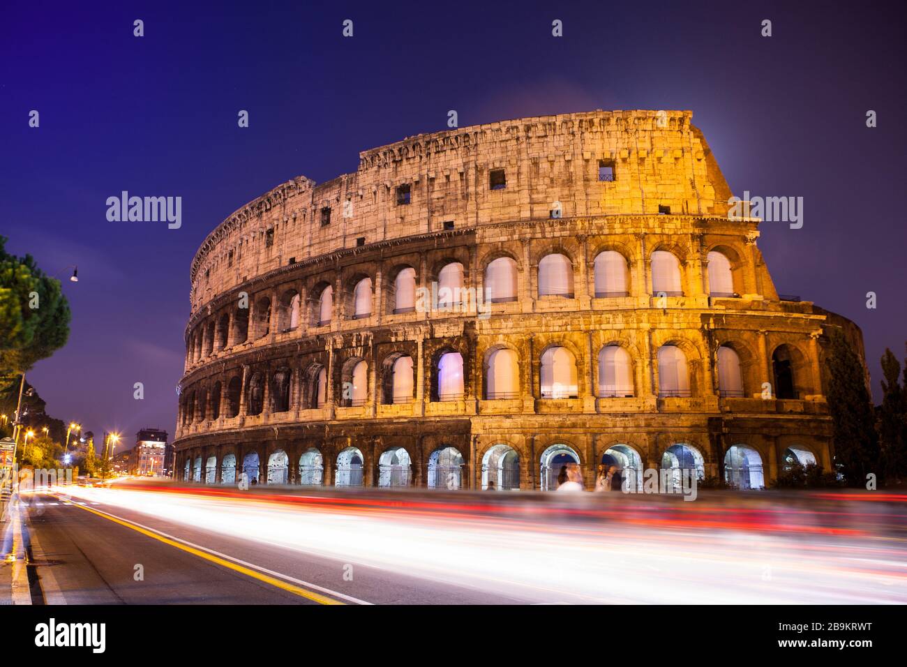 Il Colosseo di notte con una luna piena a lunga esposizione con ...