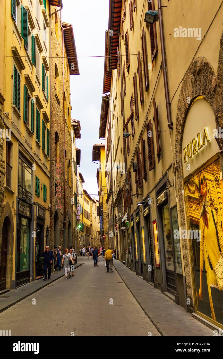Via dei Calzaiuoli, una delle vie più belle ed eleganti del centro ...