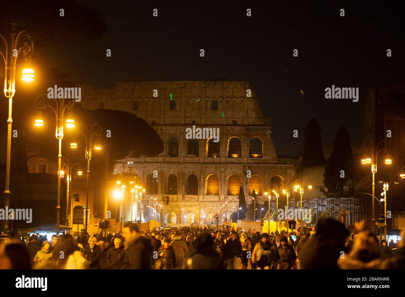 Turisti notturni colosseo immagini e fotografie stock ad alta ...